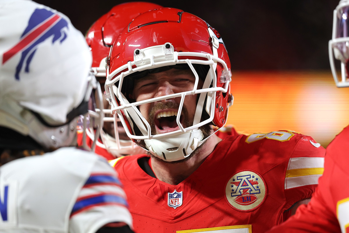 Travis Kelce 'Furious' With Damar Hamlin's Behavior Sunday - The Spun