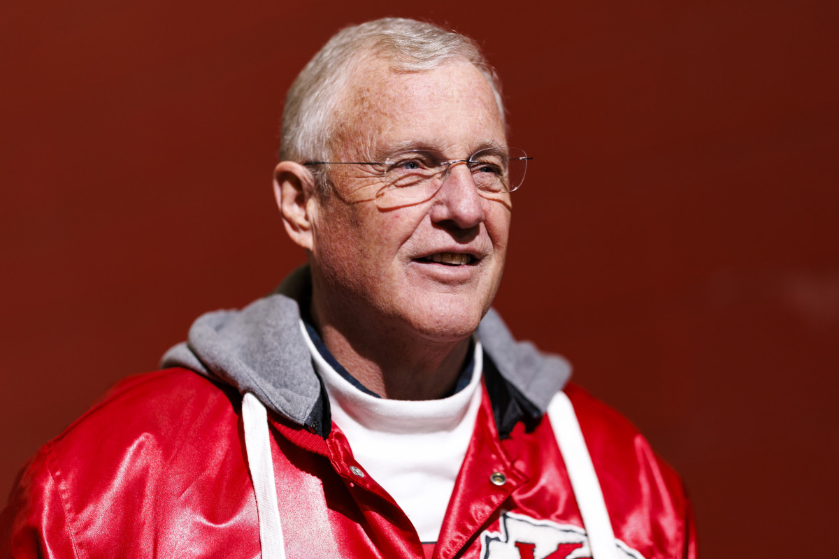 Taylor Swift's Dad Faces Accusation Before Super Bowl 59 - The Spun