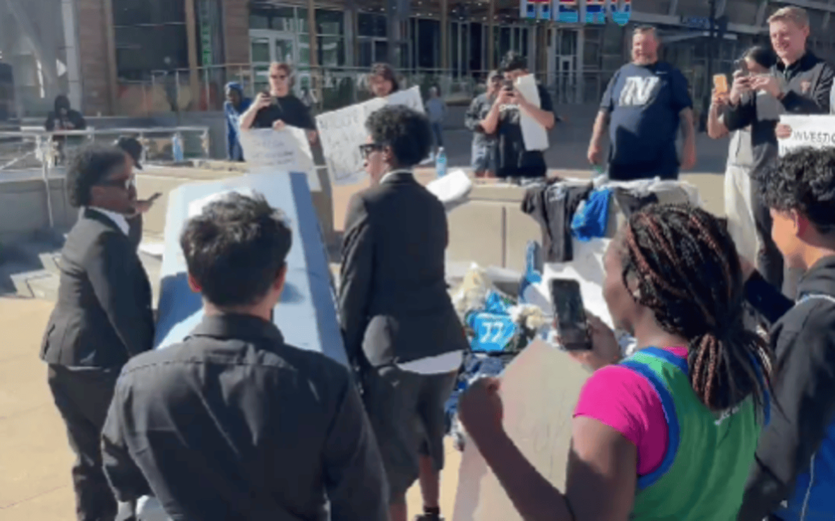 Three Mavericks Fans Are Going Viral At American Airlines Center ...