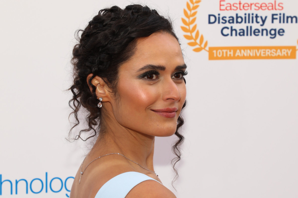 'Stunning' National Anthem Sign Language Performer Turns Heads Before ...