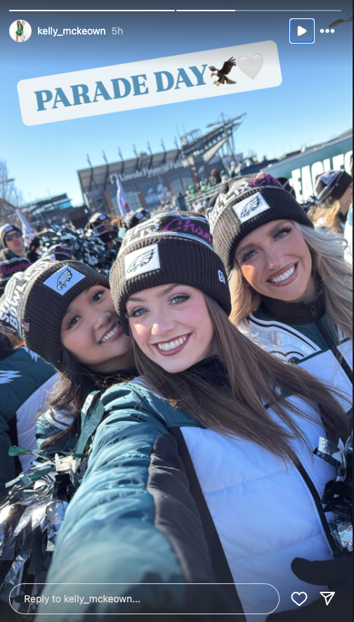 Philadelphia Eagles Cheerleader Turns Heads At Super Bowl Parade - The Spun