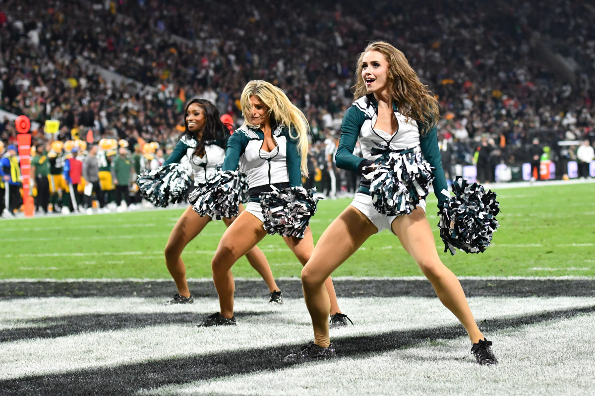 Philadelphia Eagles Cheerleader Turns Heads At Super Bowl Parade - The Spun