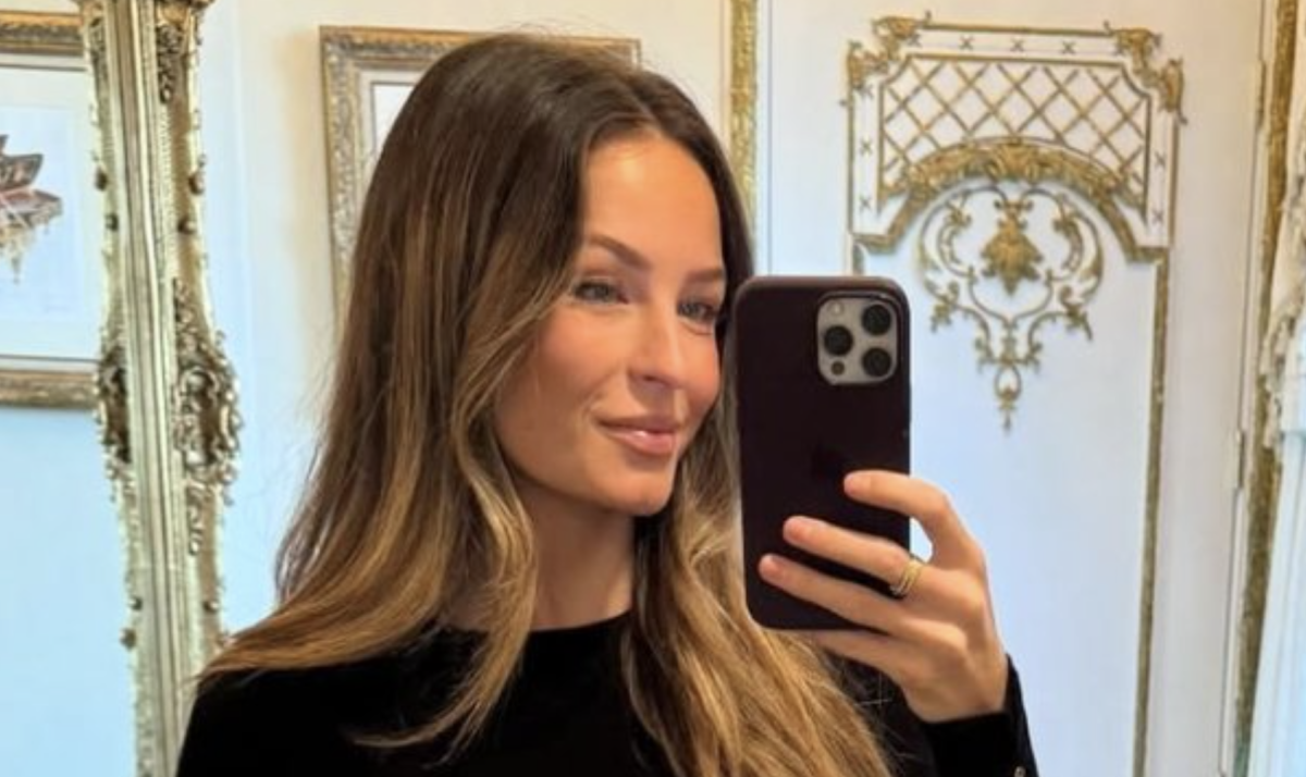 'Wow' - New Photo Of Trump's Special Assistant Goes Viral - The Spun