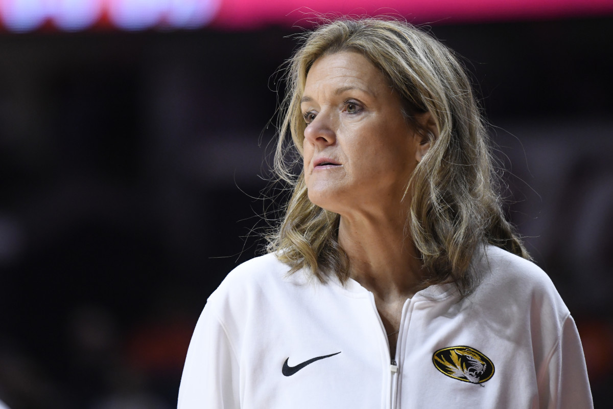 Women's College Basketball Coach Is Stepping Down At 56 - The Spun
