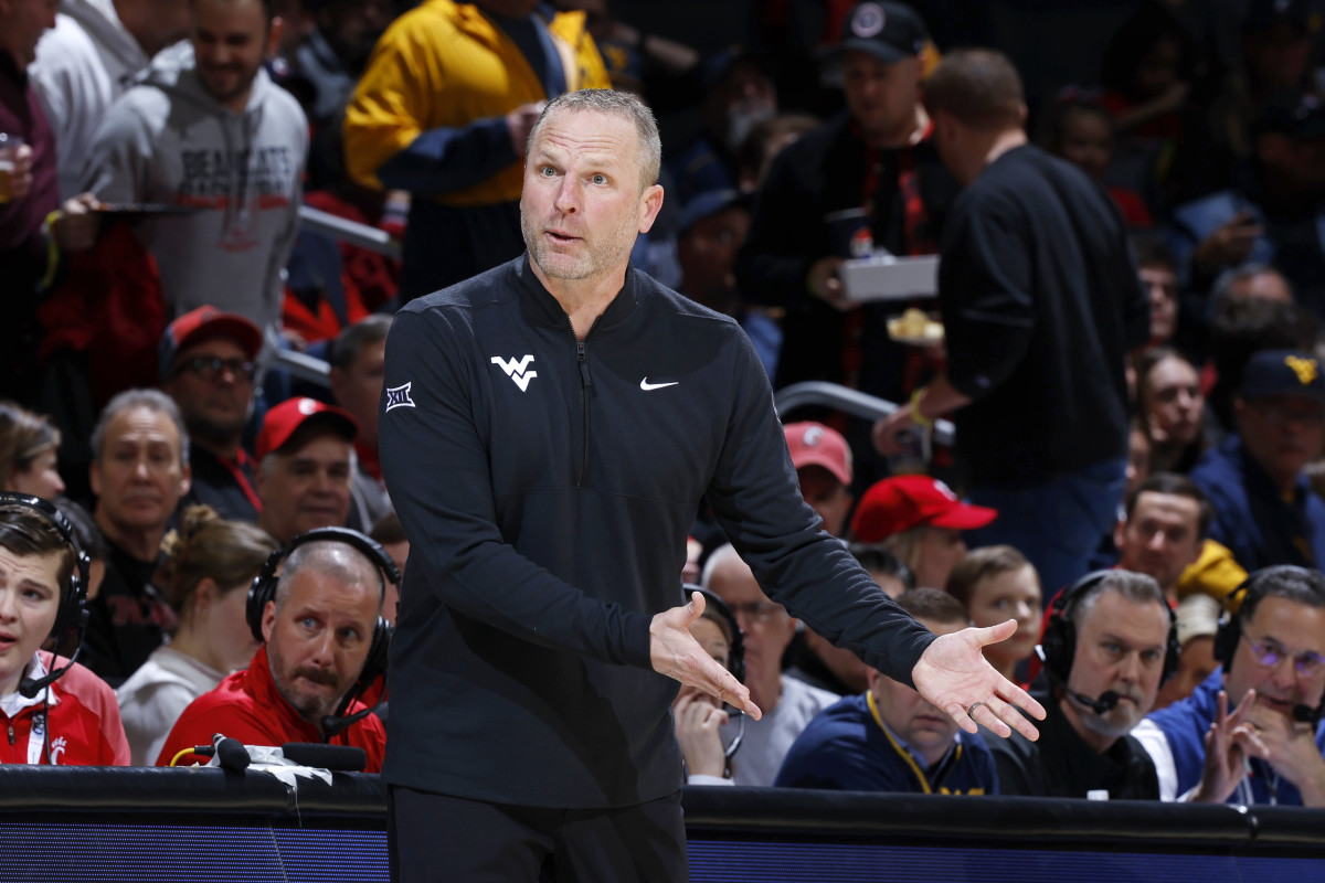 West Virginia Players React To Darian DeVries' Sudden Exit - The Spun