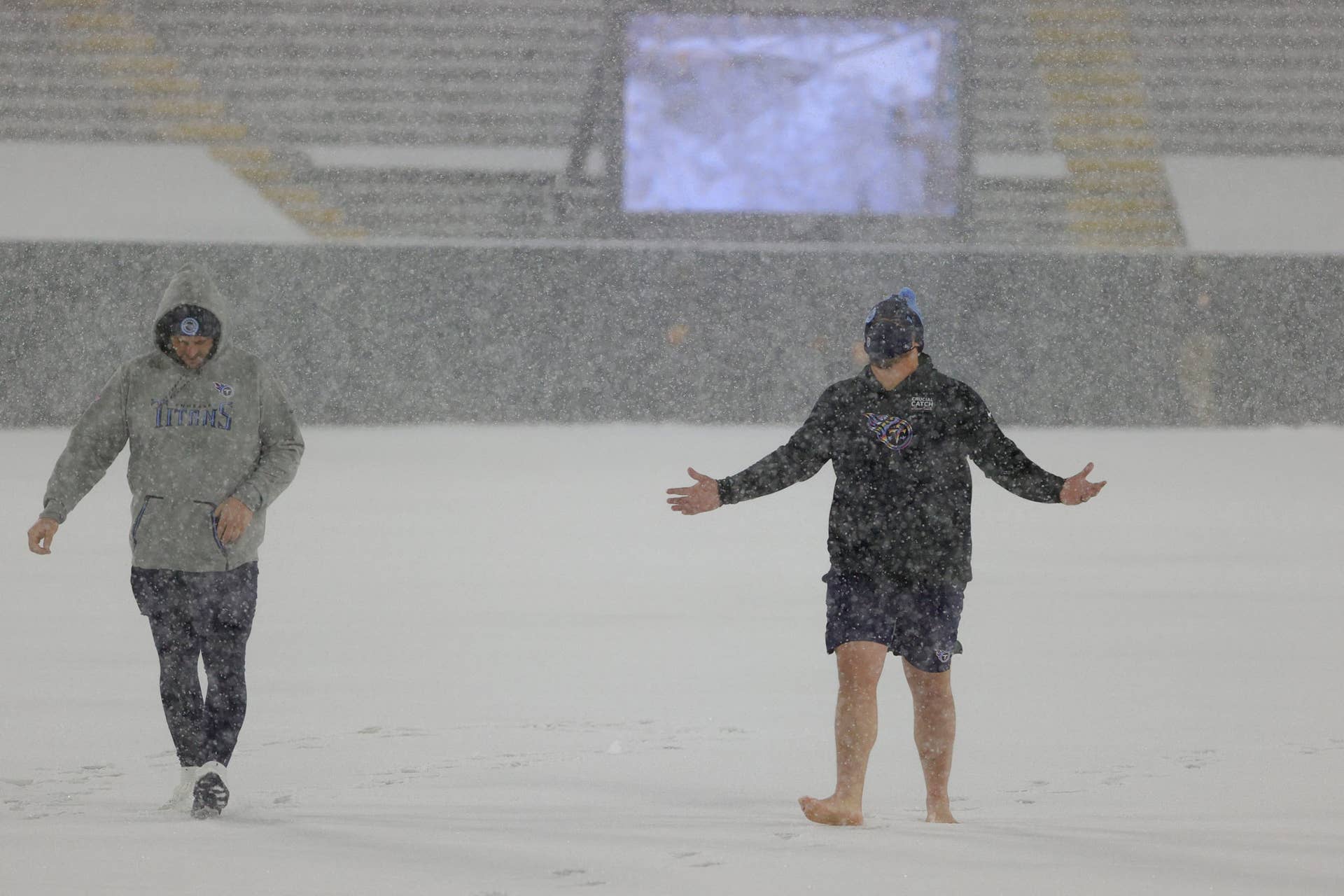 Look: A Titans Player Is Walking Barefoot In The Snow - The Spun