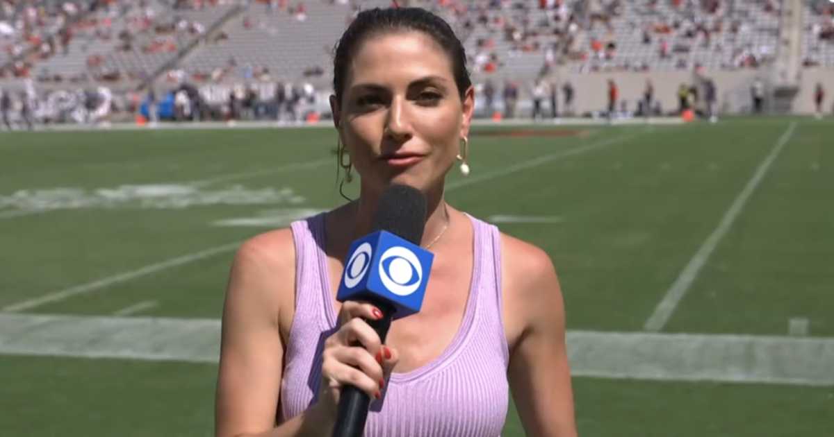 Sideline Reporter Jenny Dell Turns Heads With Swimsuit Photo - The Spun