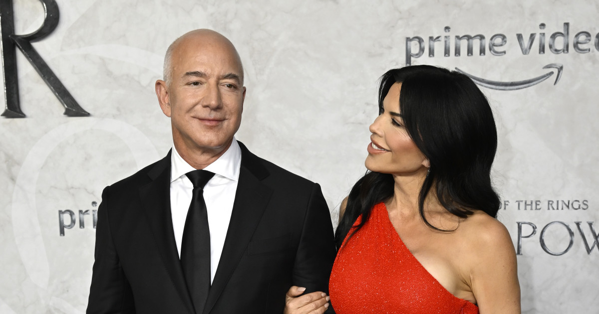 Jeff Bezos' Fiancee Stuns In 'Skintight' Swimsuit On $500 Million Yacht ...