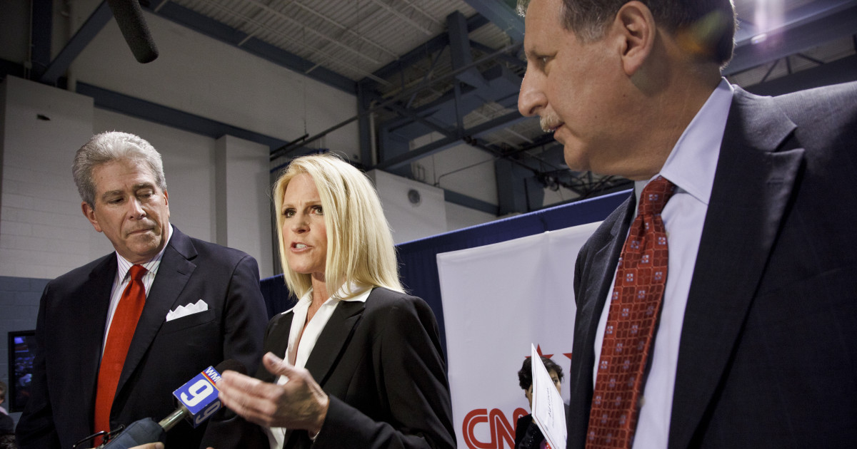 A Longtime CNN Political Commentator Has Died Unexpectedly - The Spun