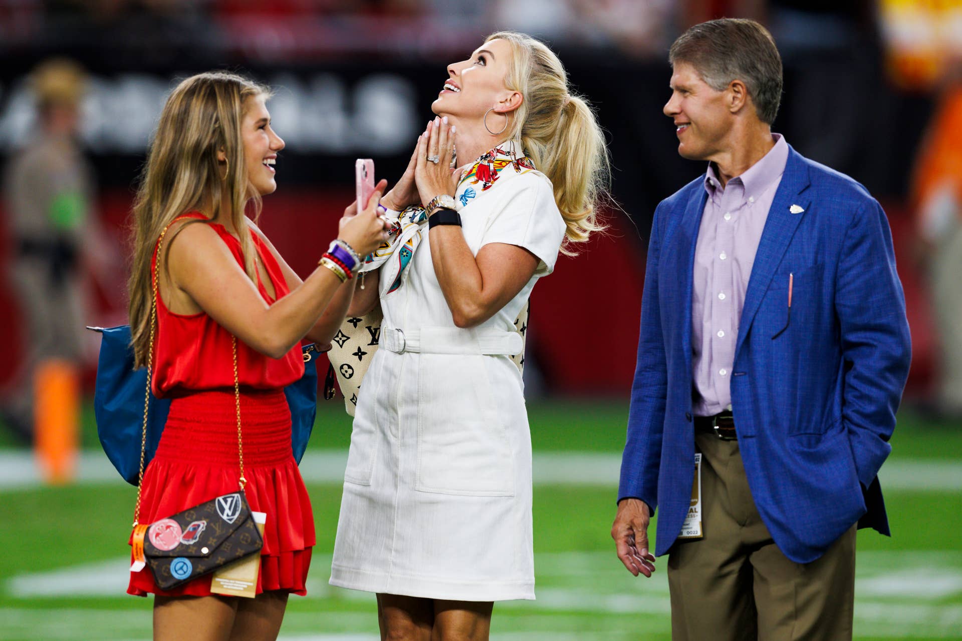 Prayers Pouring In For Chiefs Owners Sunday Night - The Spun