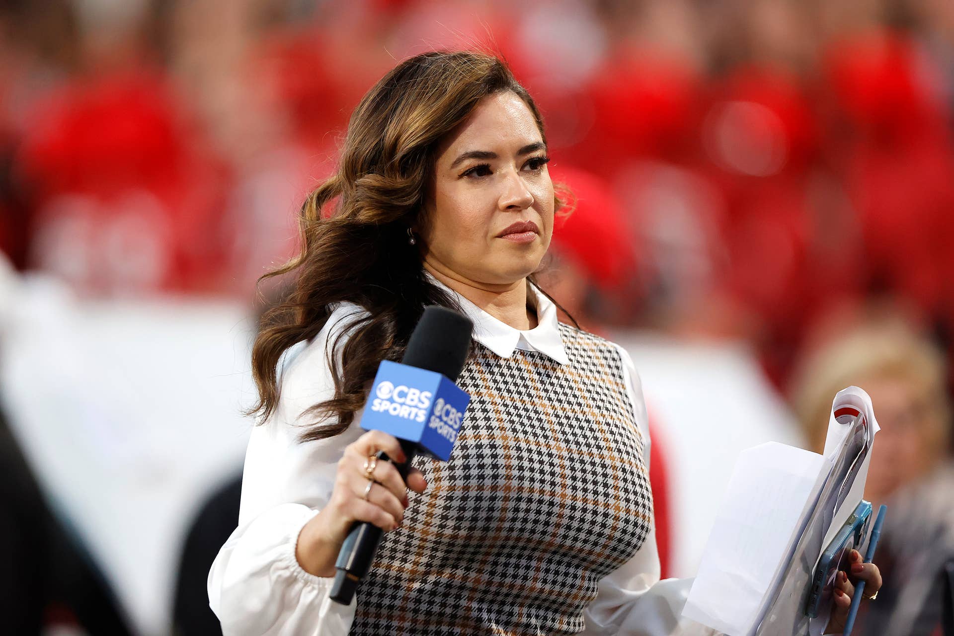 CBS Sideline Reporter Goes Viral With Sizzling Swimsuit Photo - The Spun