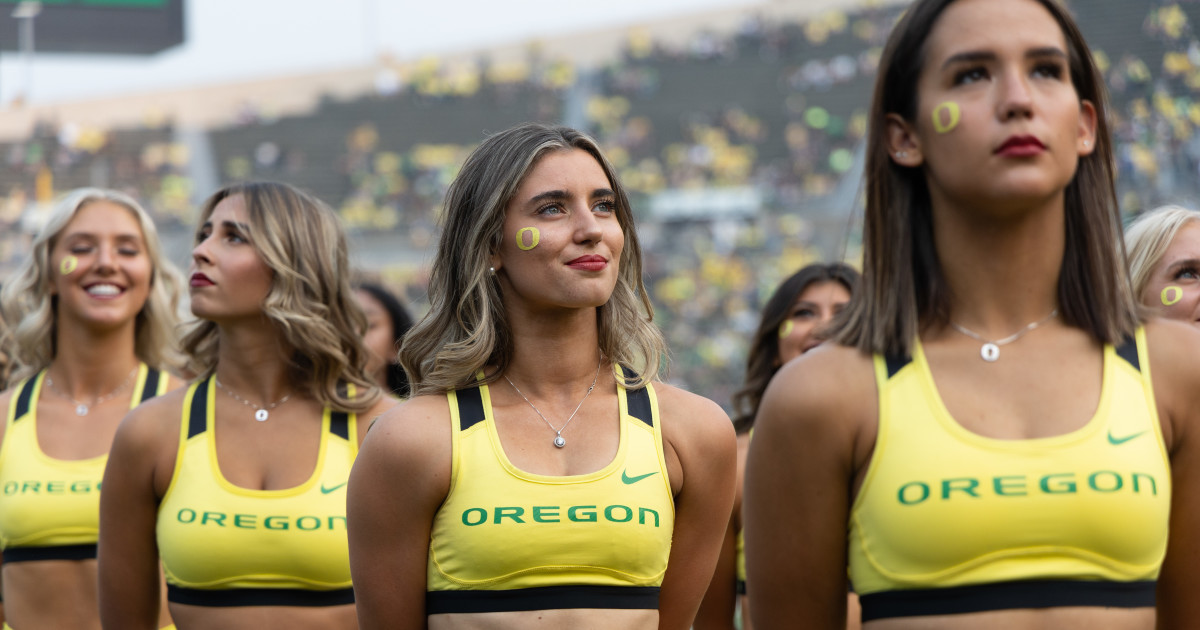 Oregon Cheerleader Turning Heads With Swimsuit Photo Before Season ...