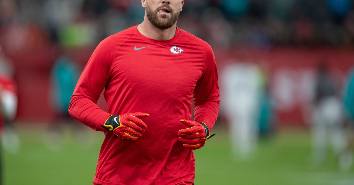 Travis Kelce Gave Former NFL Player $11,900 Shirt After Game - The Spun