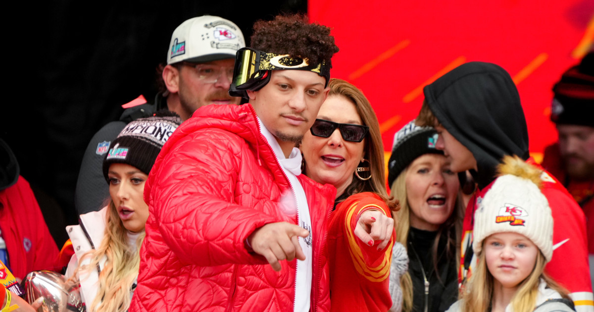 Patrick Mahomes' Mom Takes Clear Side In Transgender Sports Debate ...
