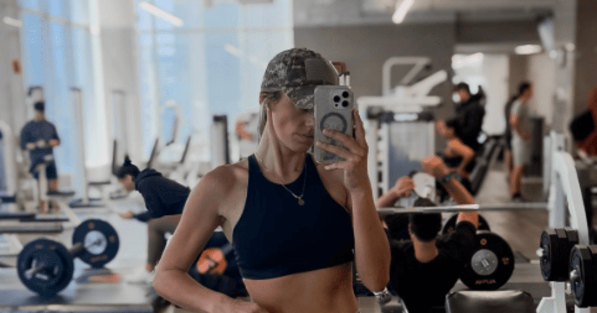 NFL Influencer Annie Agar Has Fans' Attention With Gym Selfie - The Spun