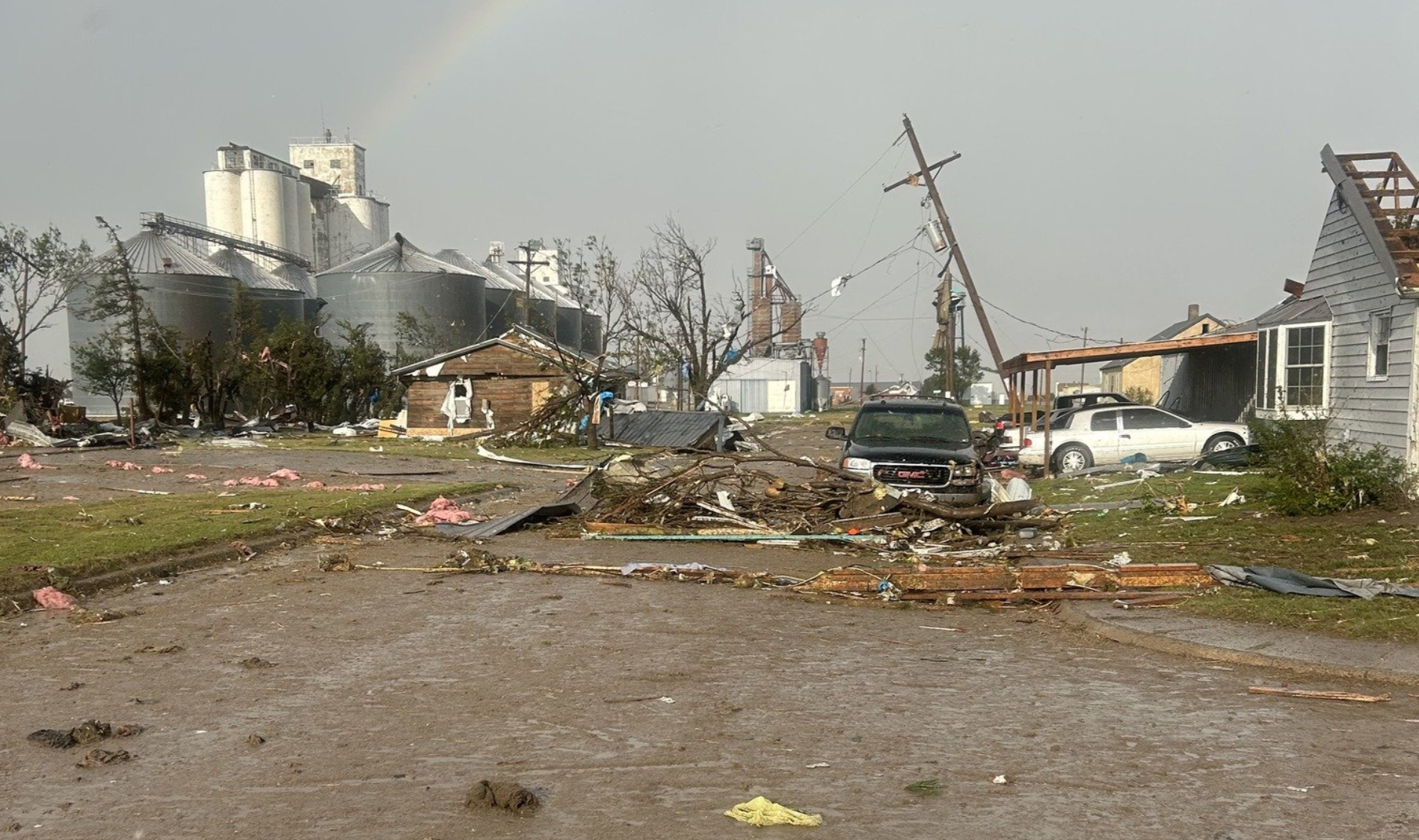 Massive Tornado Destroys U S Town Sunday Night The Spun