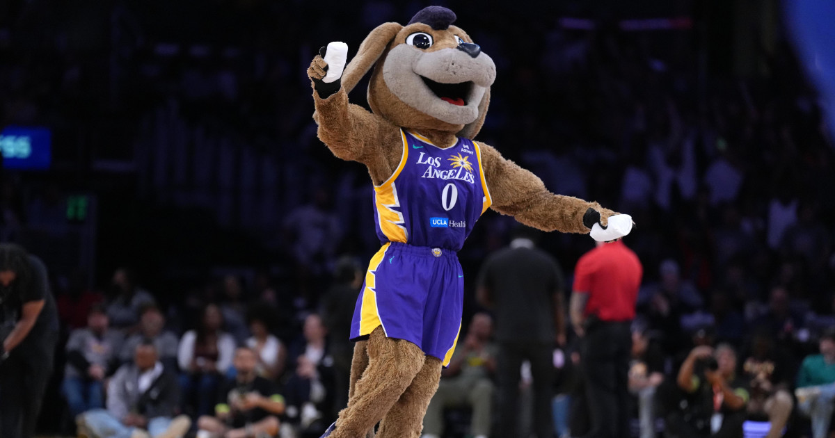 Los Angeles Sparks Mascot Gets Knocked Out During WNBA Halftime Show ...