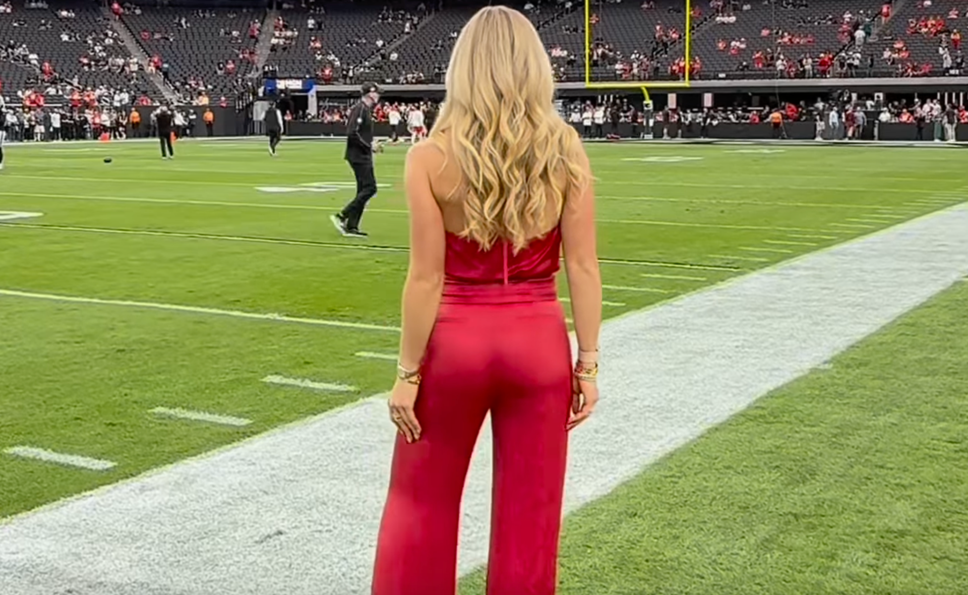 Chiefs Owner's Daughter Turns Heads With Outfit In Buffalo - The Spun