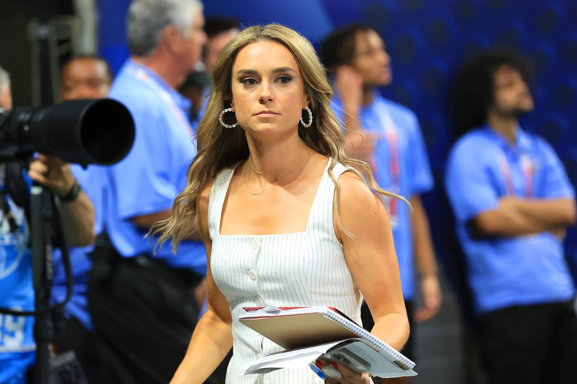 ESPN Sideline Reporter Turns Heads In Sleeveless Outfit Photo - The Spun