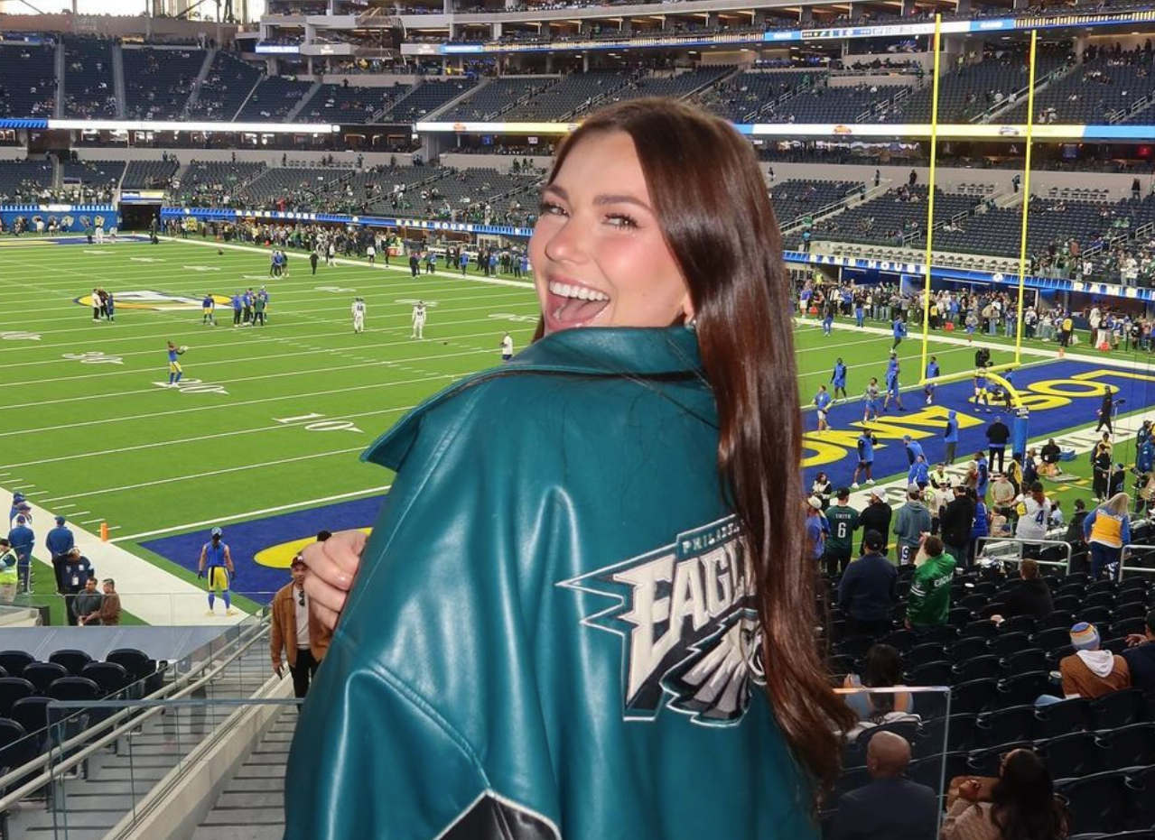 Girlfriend Of Eagles Star Has Everyone's Attention At Super Bowl - The Spun