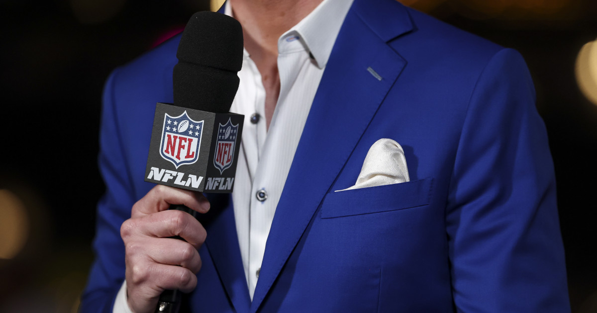 NFL Sideline Reporter's Snow Game Appearance Amazes Viewers - The Spun