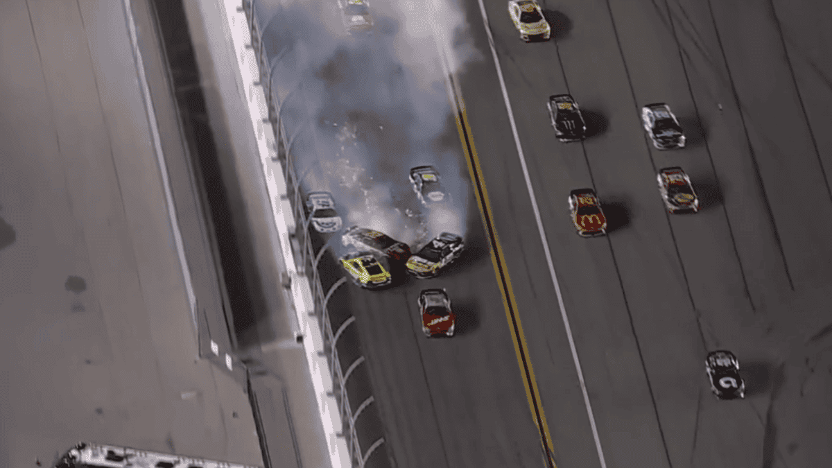 Major Crash At Daytona 500 Knocks Out Multiple Leaders With 15 Laps To ...