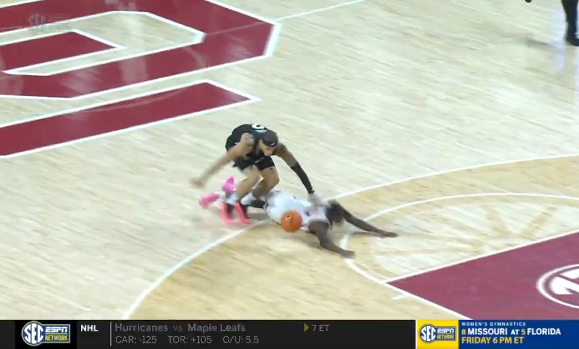 Oklahoma Basketball Player Loses Teeth After Diving For Loose Ball ...