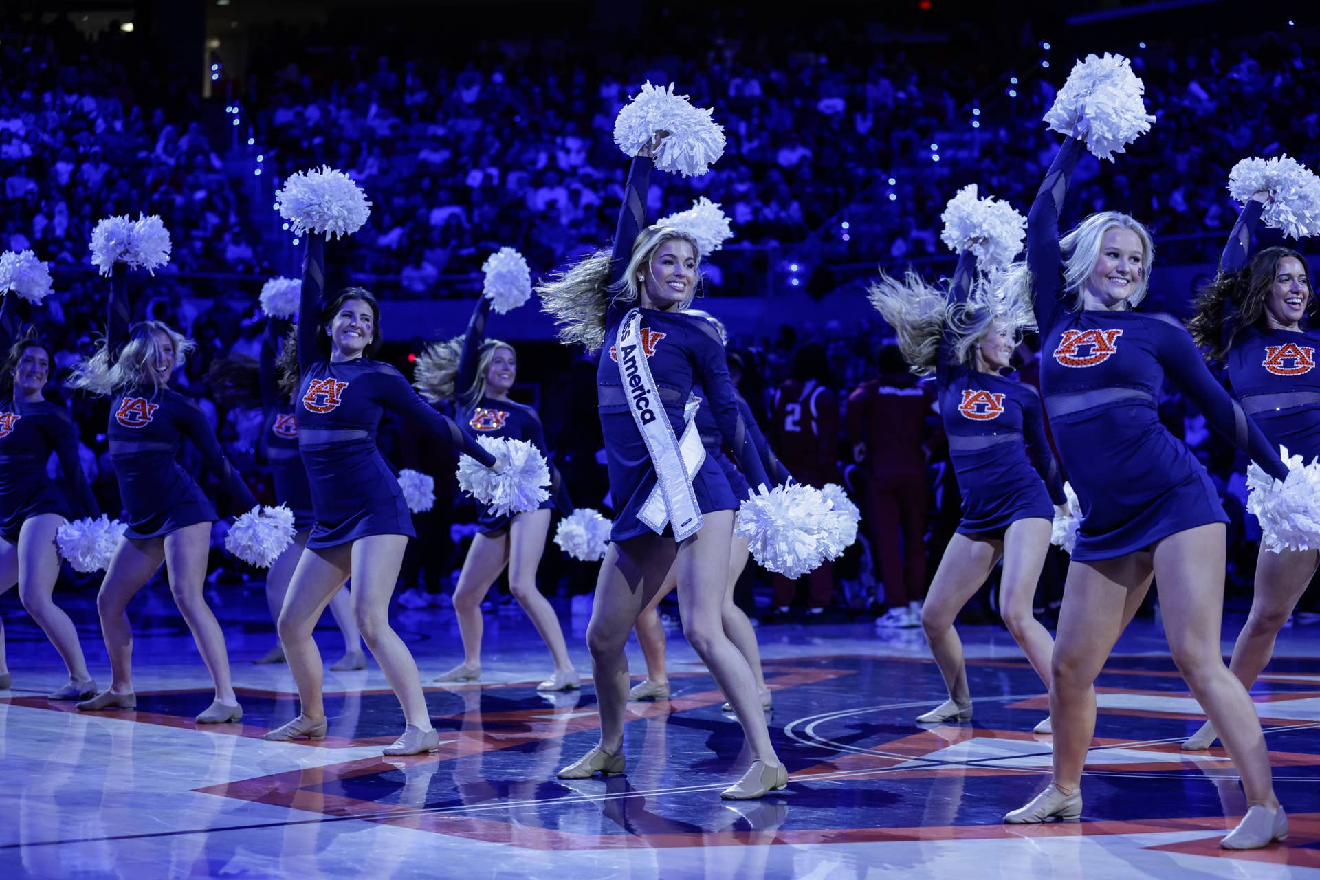 'Stunning' Auburn Cheerleader Is Trending Before March Madness - The Spun