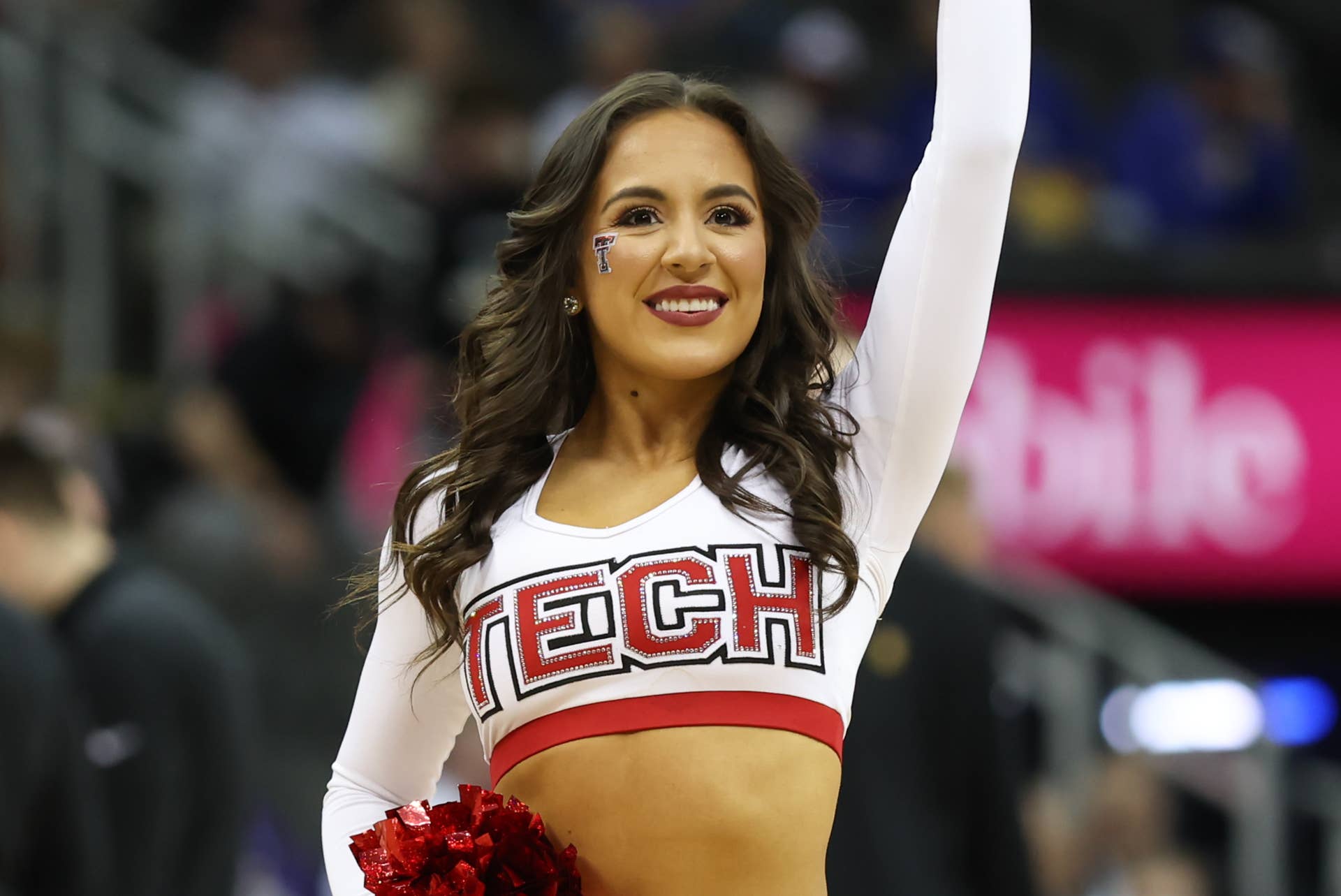Texas Tech Cheerleader Turns Heads With Patrick Mahomes In Town - The Spun