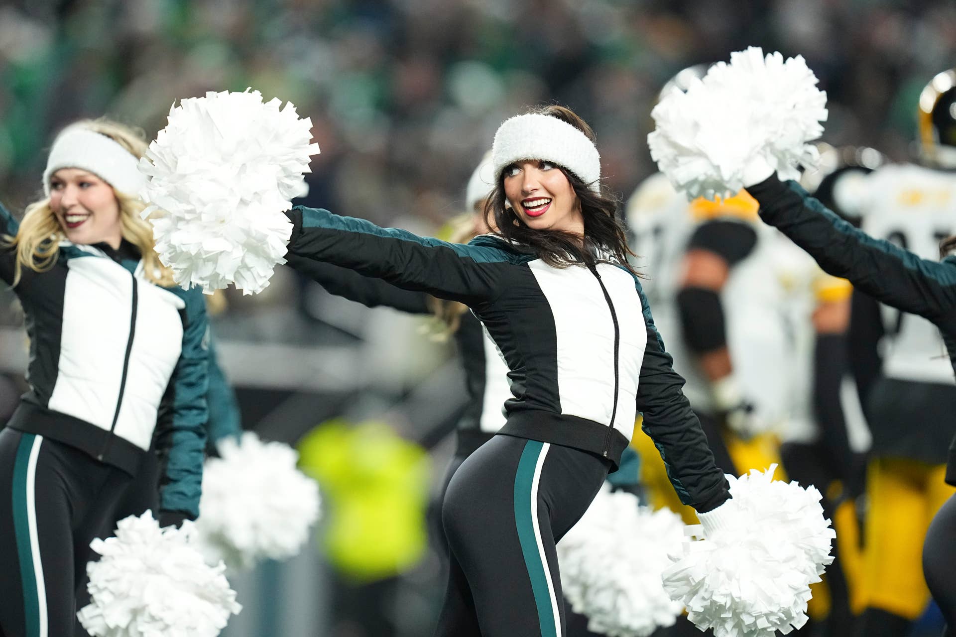'Stunning' Eagles Cheerleader Turning Heads With Birthday Photo - The Spun
