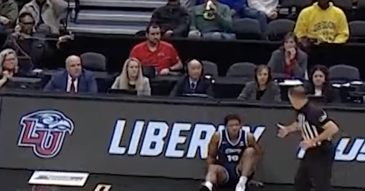 NCAA Tournament Referee Showed True Colors With Classy Gesture - The Spun