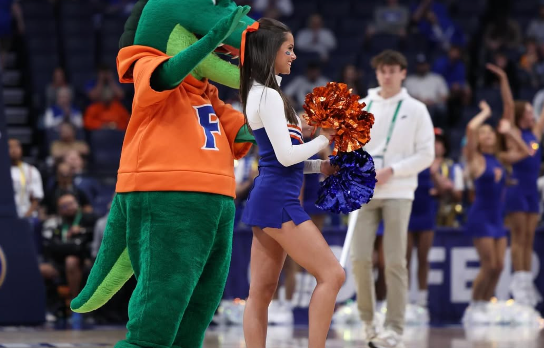 Florida Cheerleader Turns Heads With National Championship Photo - The Spun