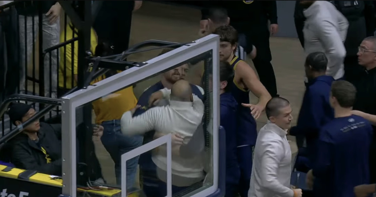 Notre Dame Basketball Coach Charges At Ref After Losing Game On ...