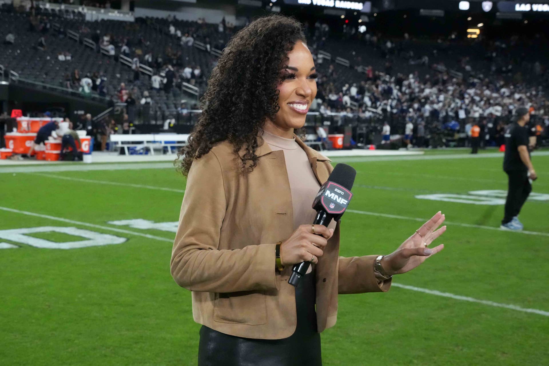 NFL Sideline Reporter MJ Acosta-Ruiz Shares Offseason Swimsuit Photo ...
