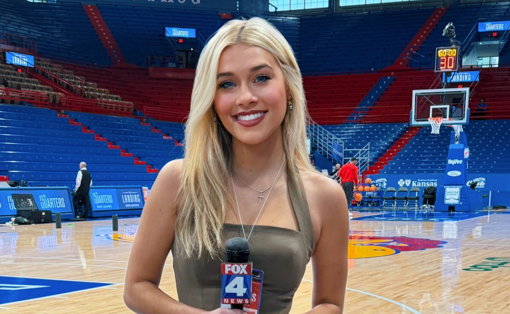 Kansas Basketball Reporter Causes Stir With Sideline Photo - The Spun