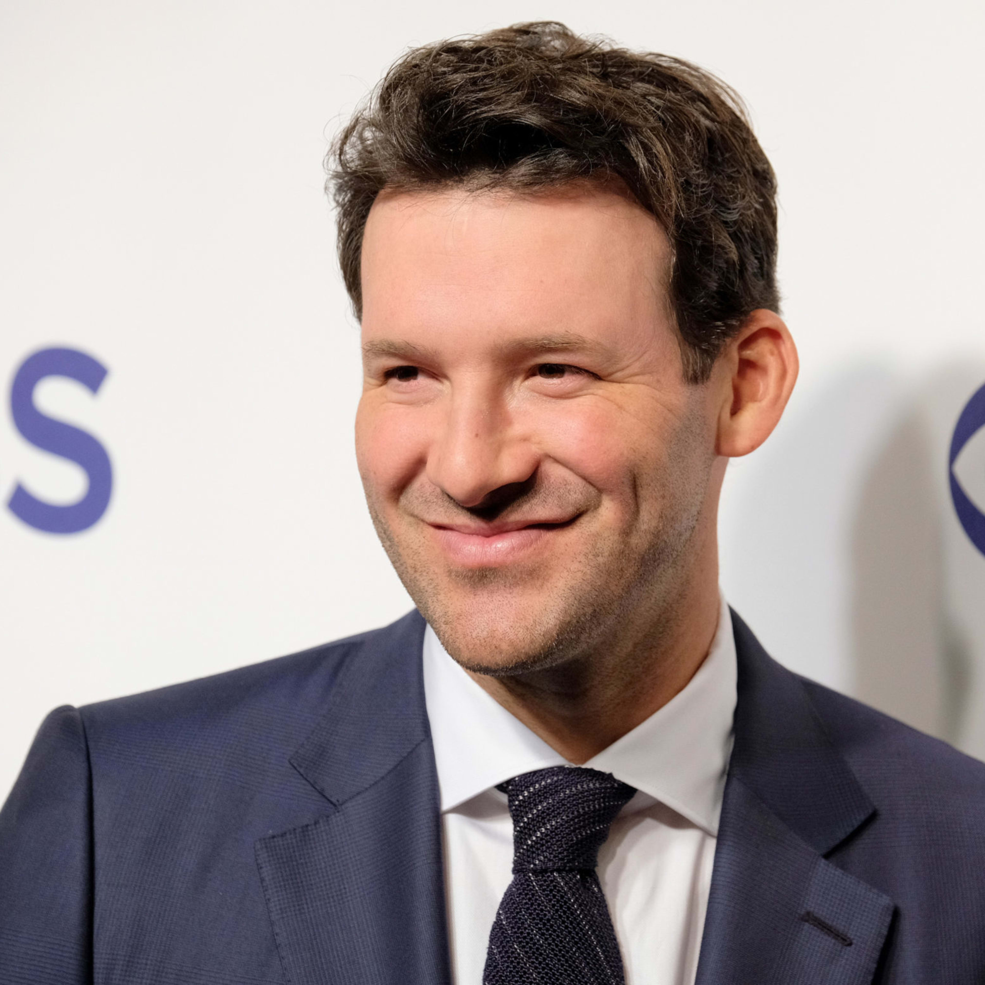 Tony Romo Got Roasted For Singing During CBS' Thanksgiving Game - The Spun