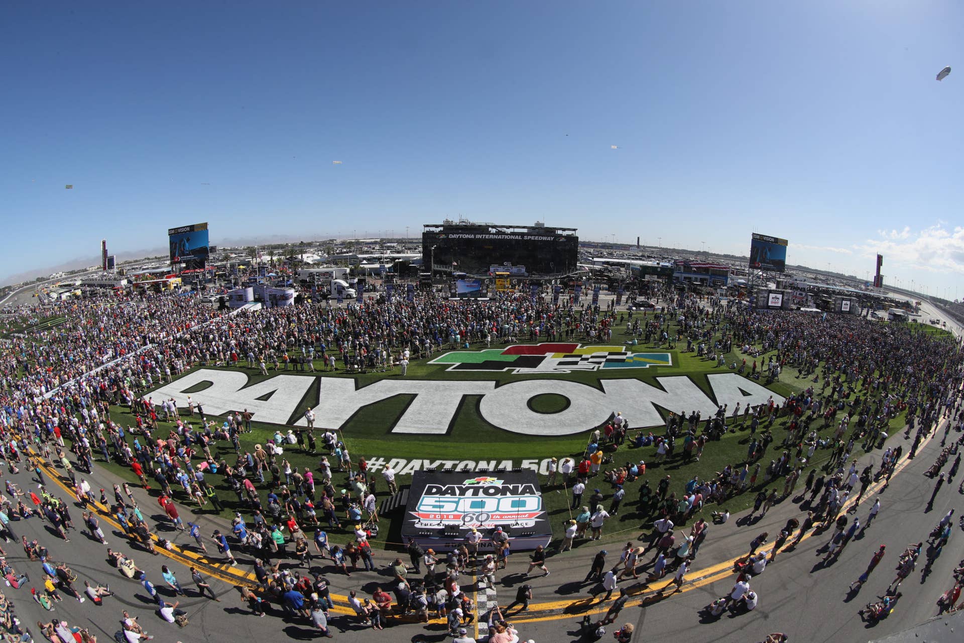 Major Crash At Daytona 500 Knocks Out Multiple Leaders With 15 Laps To ...