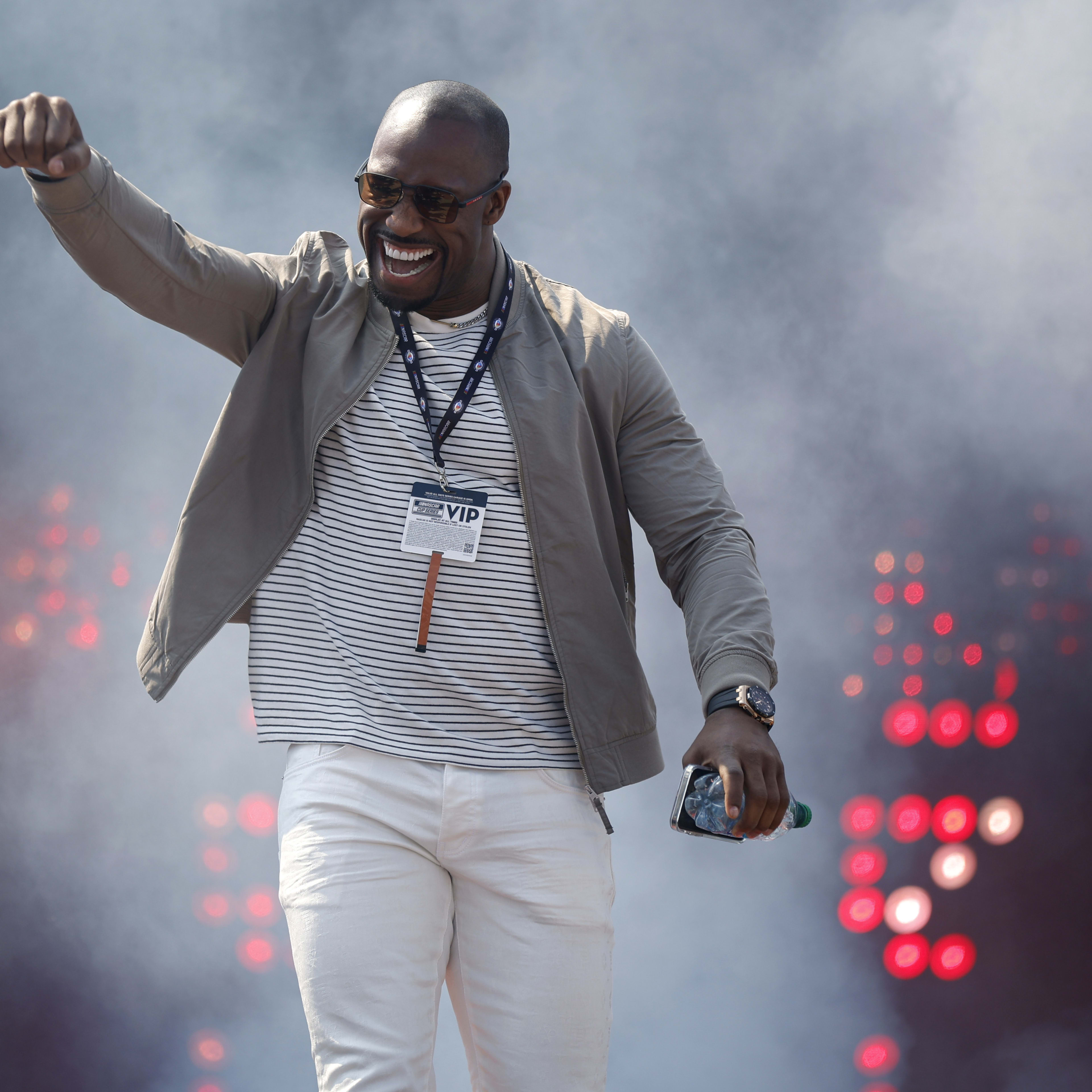 Arrest Warrant Issued For Ex-NFL Star Vernon Davis - The Spun