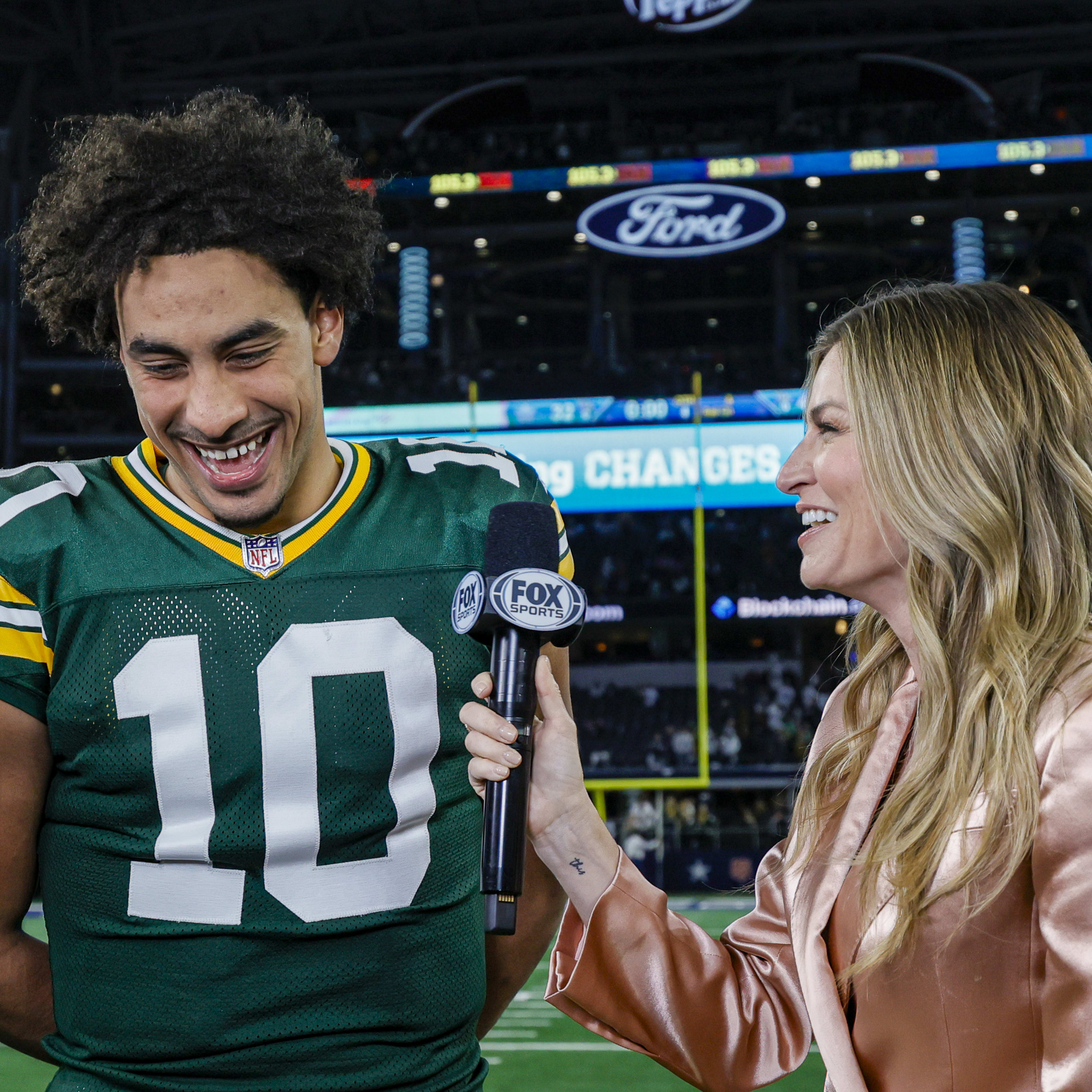 AT&T Lily Grabs Everyone's Attention With 'Flirty' Photoshoot - The Spun