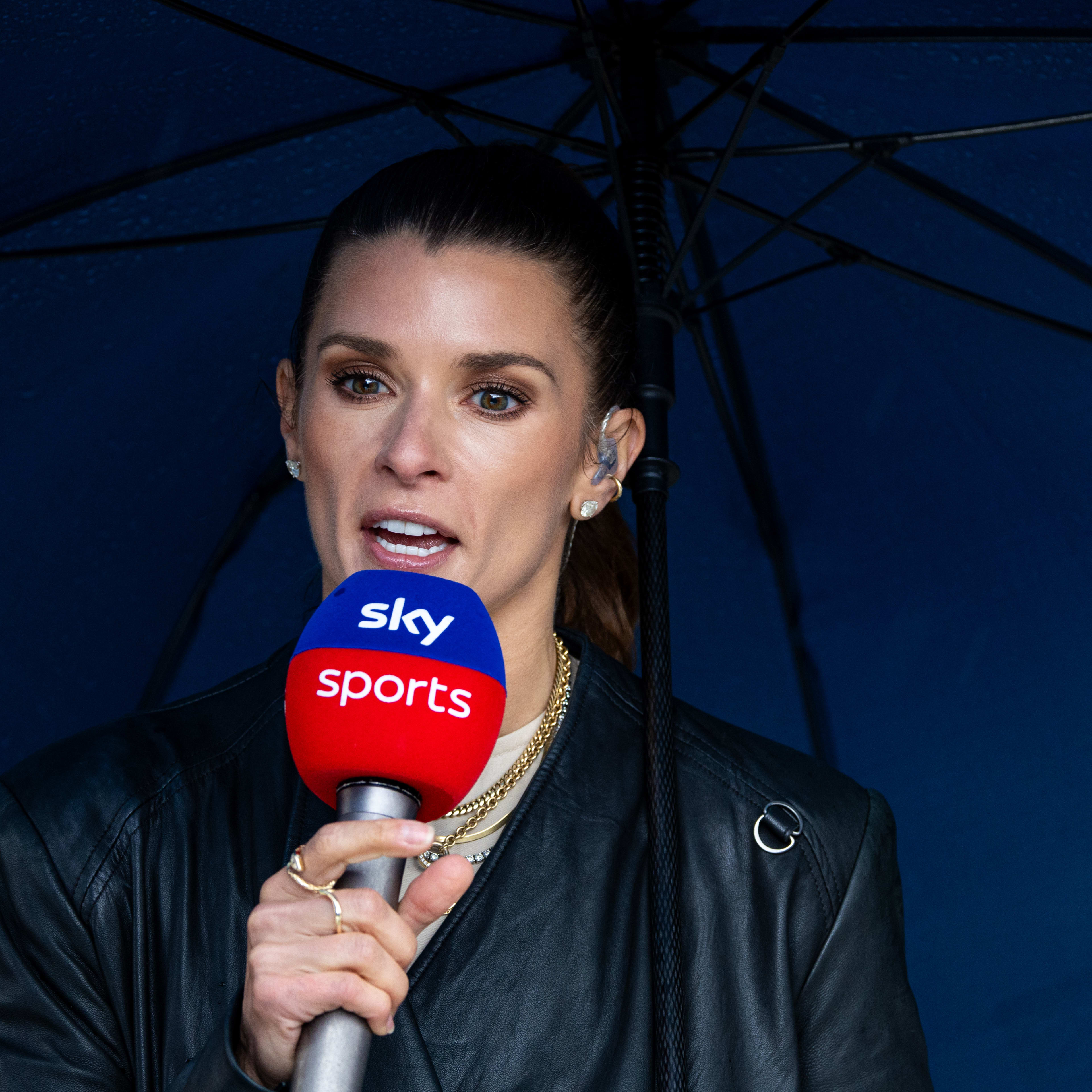 Country Music Star Turns Heads With Stunning Cowgirl Photo - The Spun