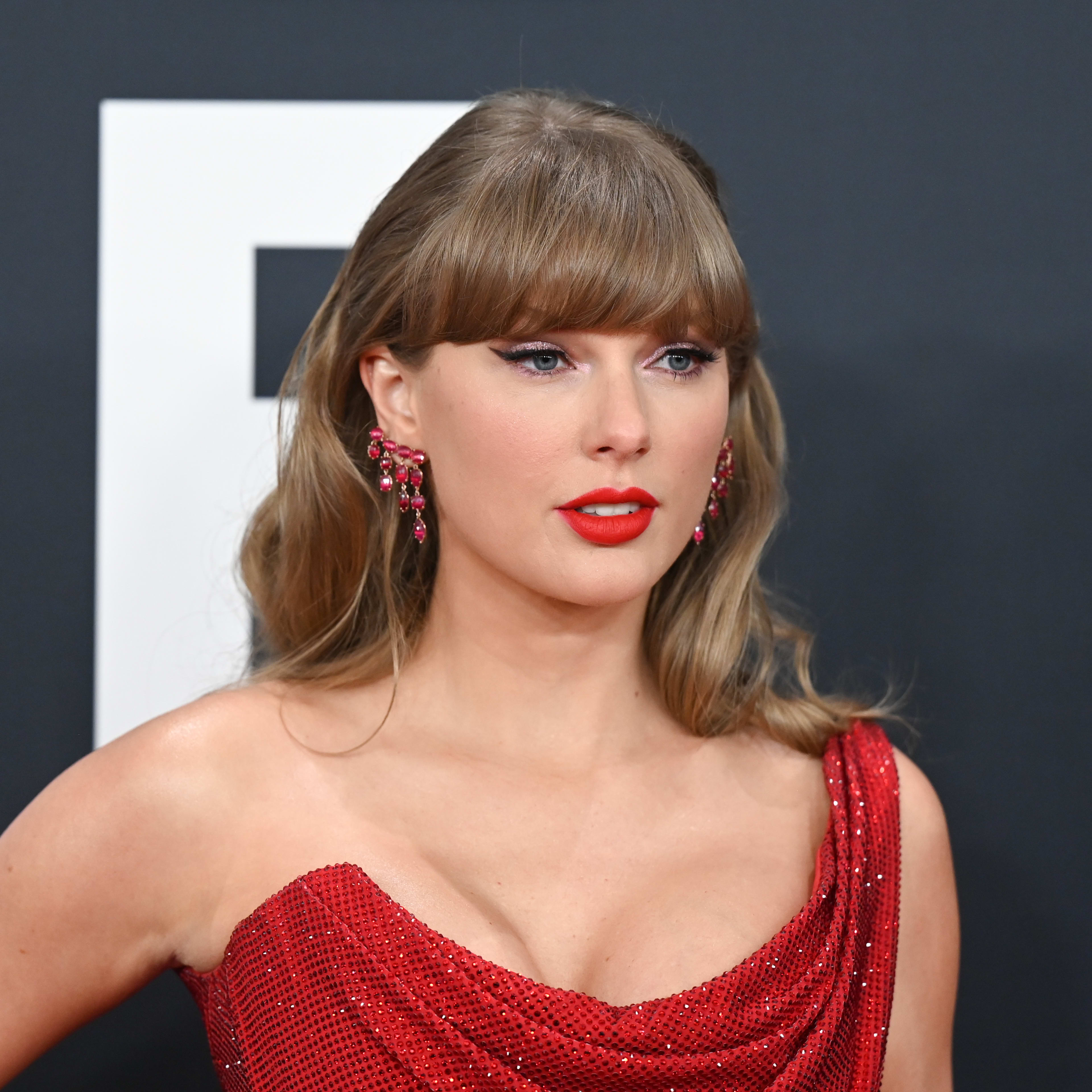 Country Singer Goes Viral For Not Wearing Any Underwear At Concert - The Spun