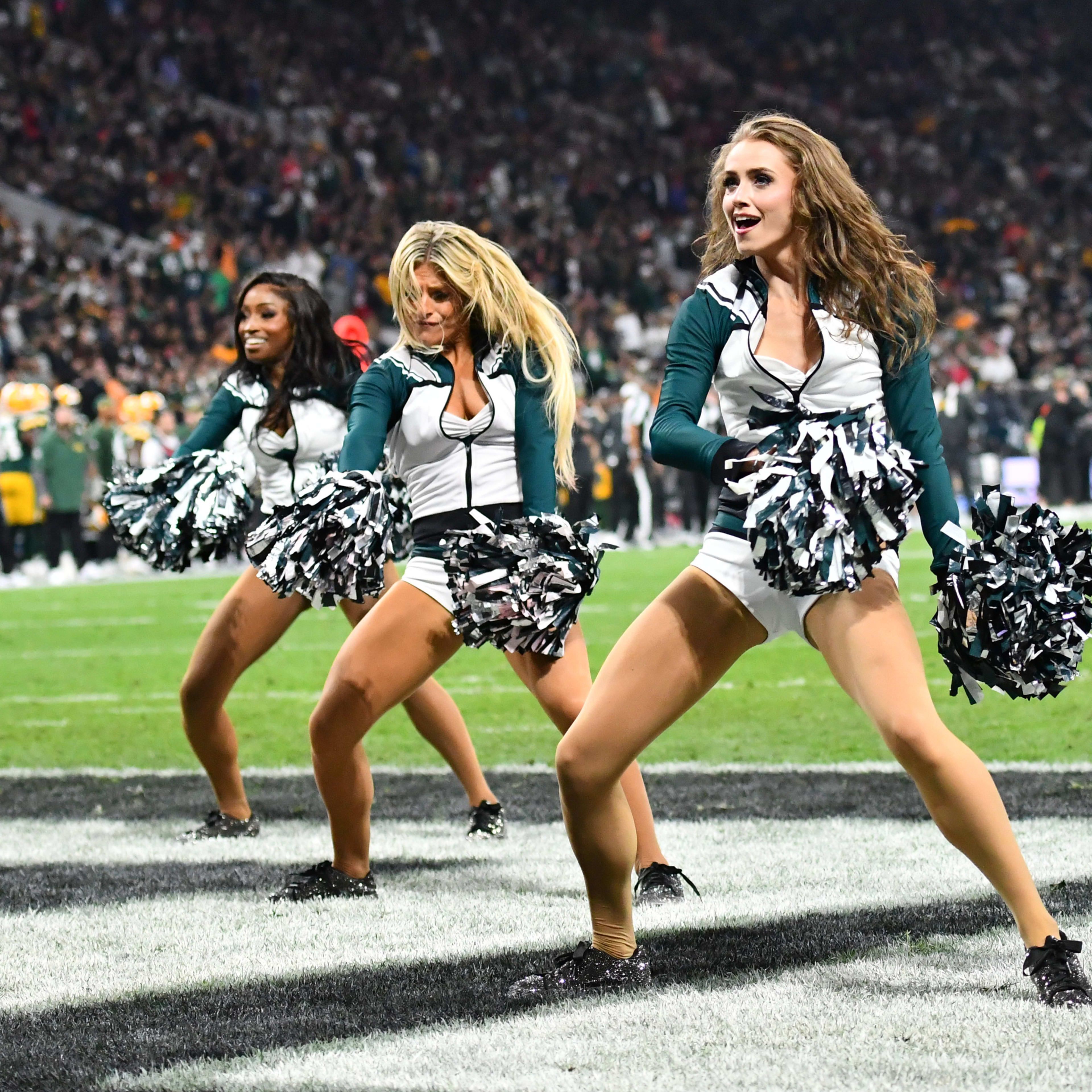 Philadelphia Eagles Cheerleader Posed For 'Stunning' Beach Photo - The Spun