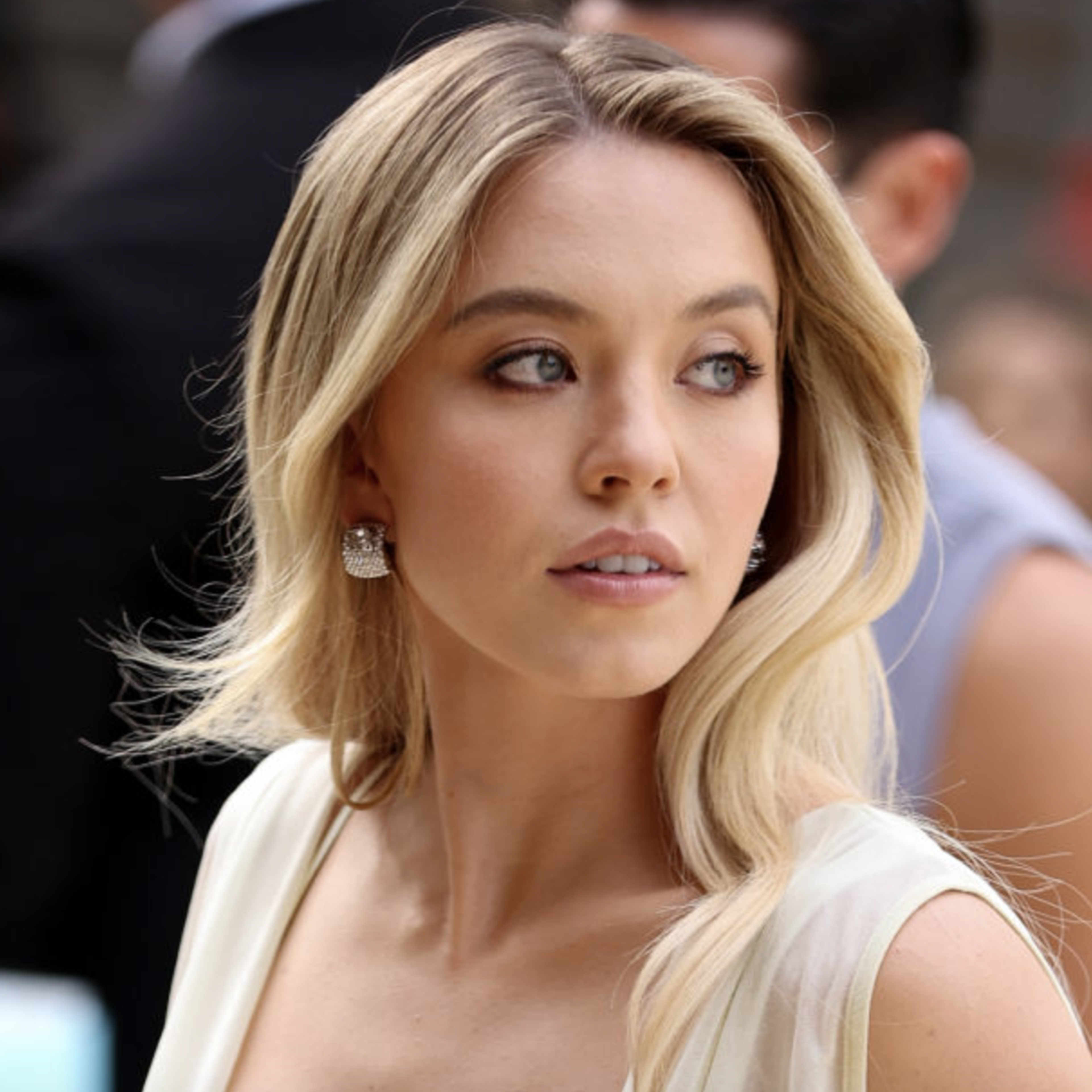 NFL Host Kaylee Hartung Grabs Attention With 'Cowgirl' Photo - The Spun