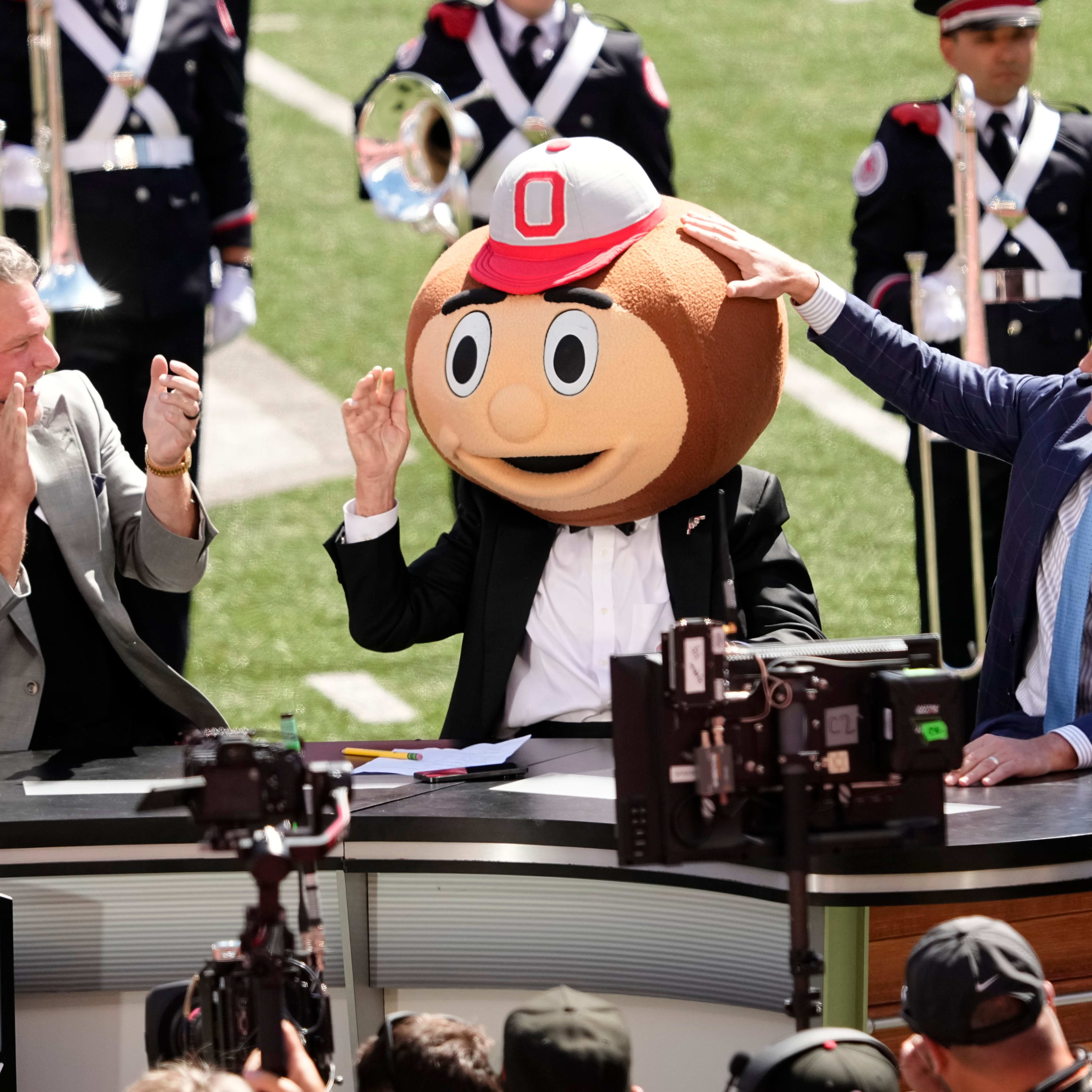 'Stunning' Fan Was Distracting Everyone At Game Saturday Night - The Spun