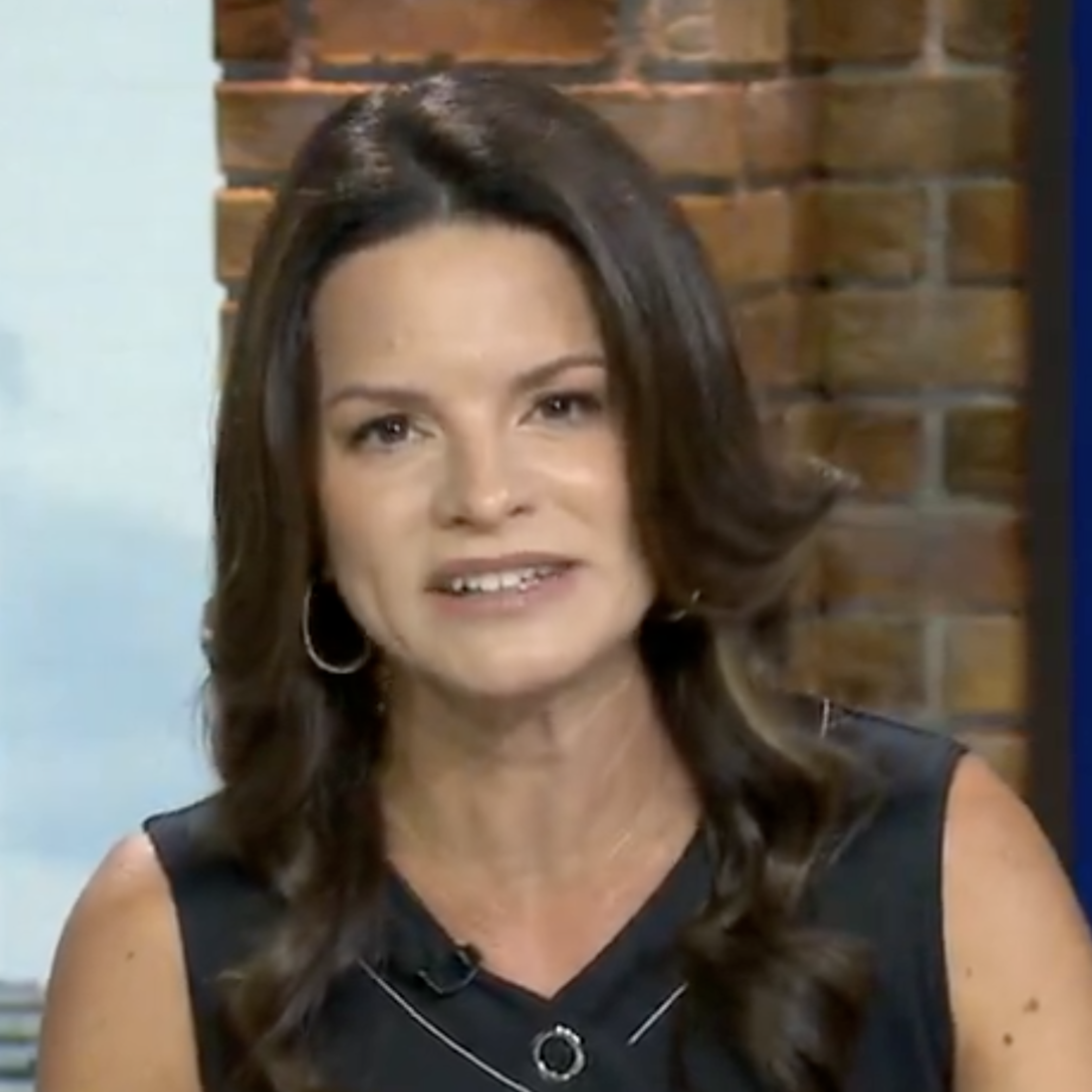 Congratulations Pouring In For Veteran NFL Sideline Reporter Pam Oliver ...