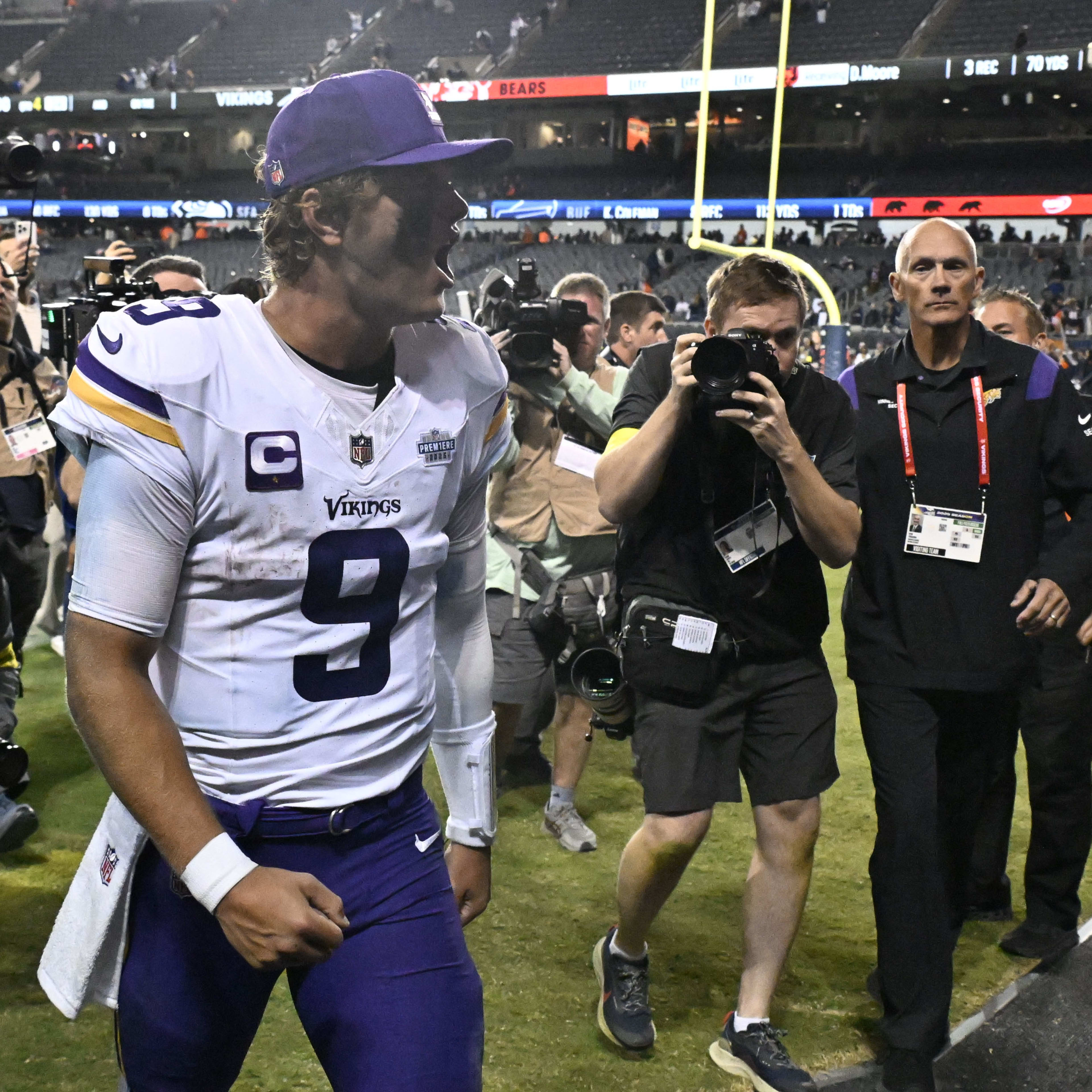 'Stunning' Texas Cheerleader Grabs Attention Before Week 1 Game - The Spun