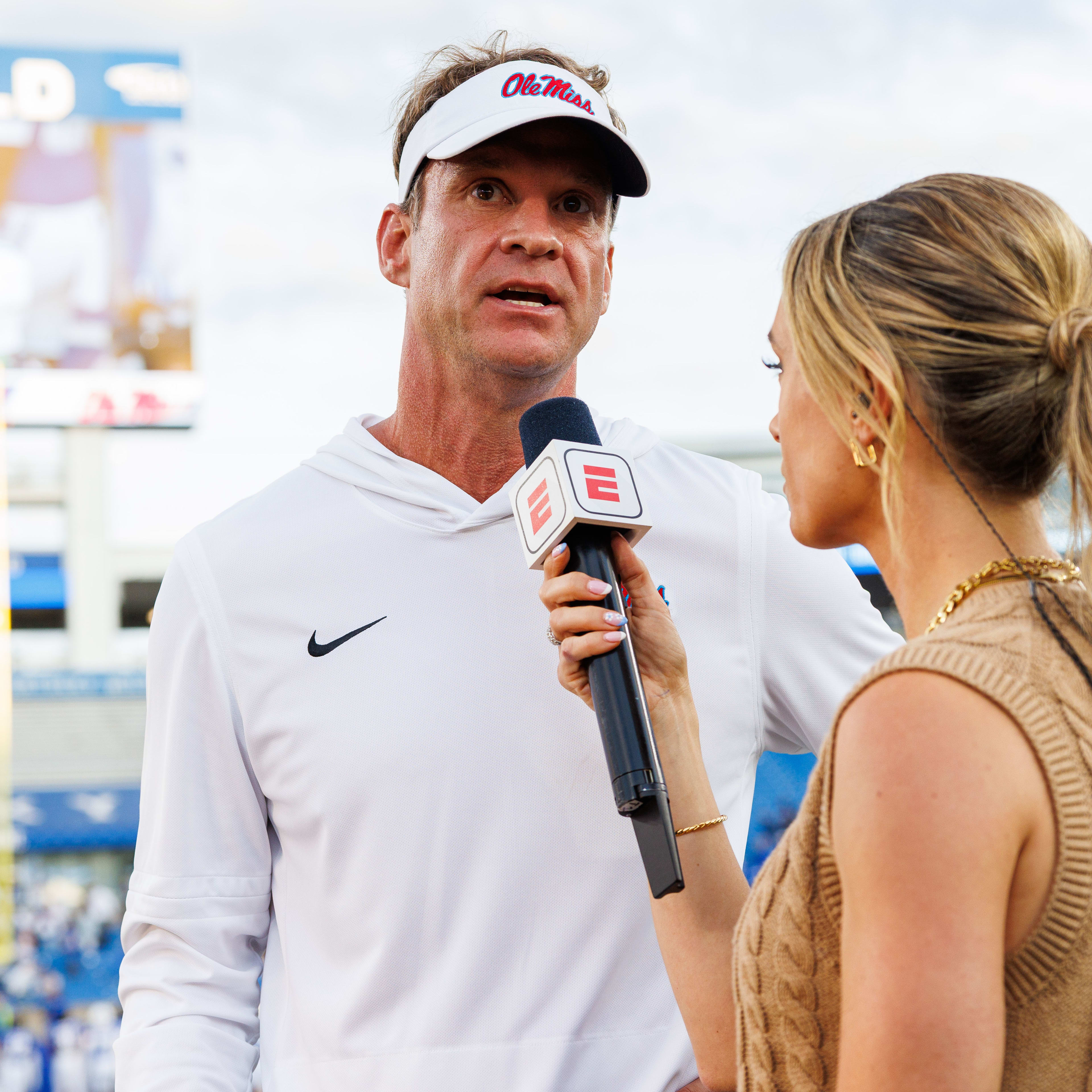 'Gorgeous' ESPN Sideline Reporter Stuns In Boat Photo - The Spun