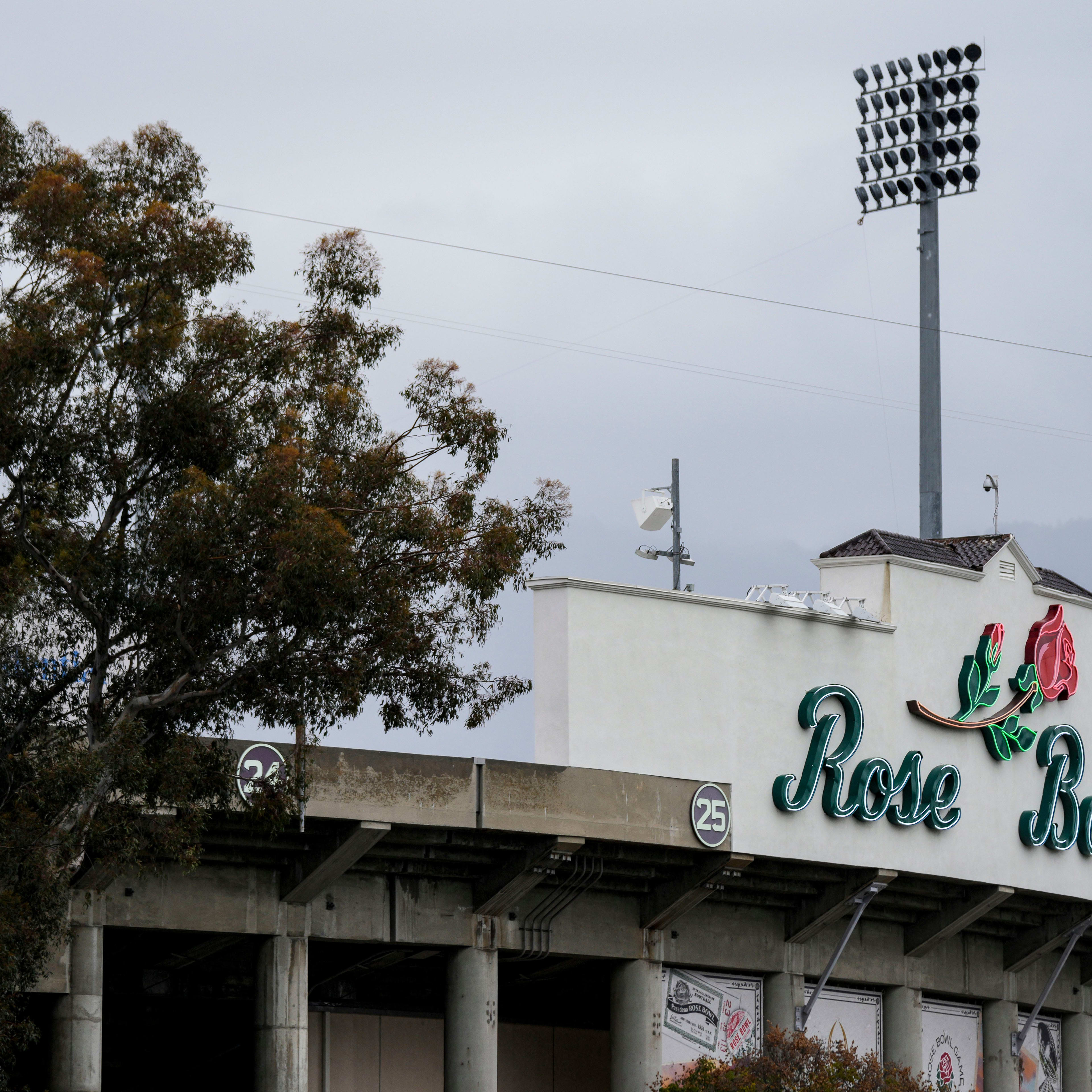 3 College Football Sideline Reporters Grab Attention With Photo - The Spun