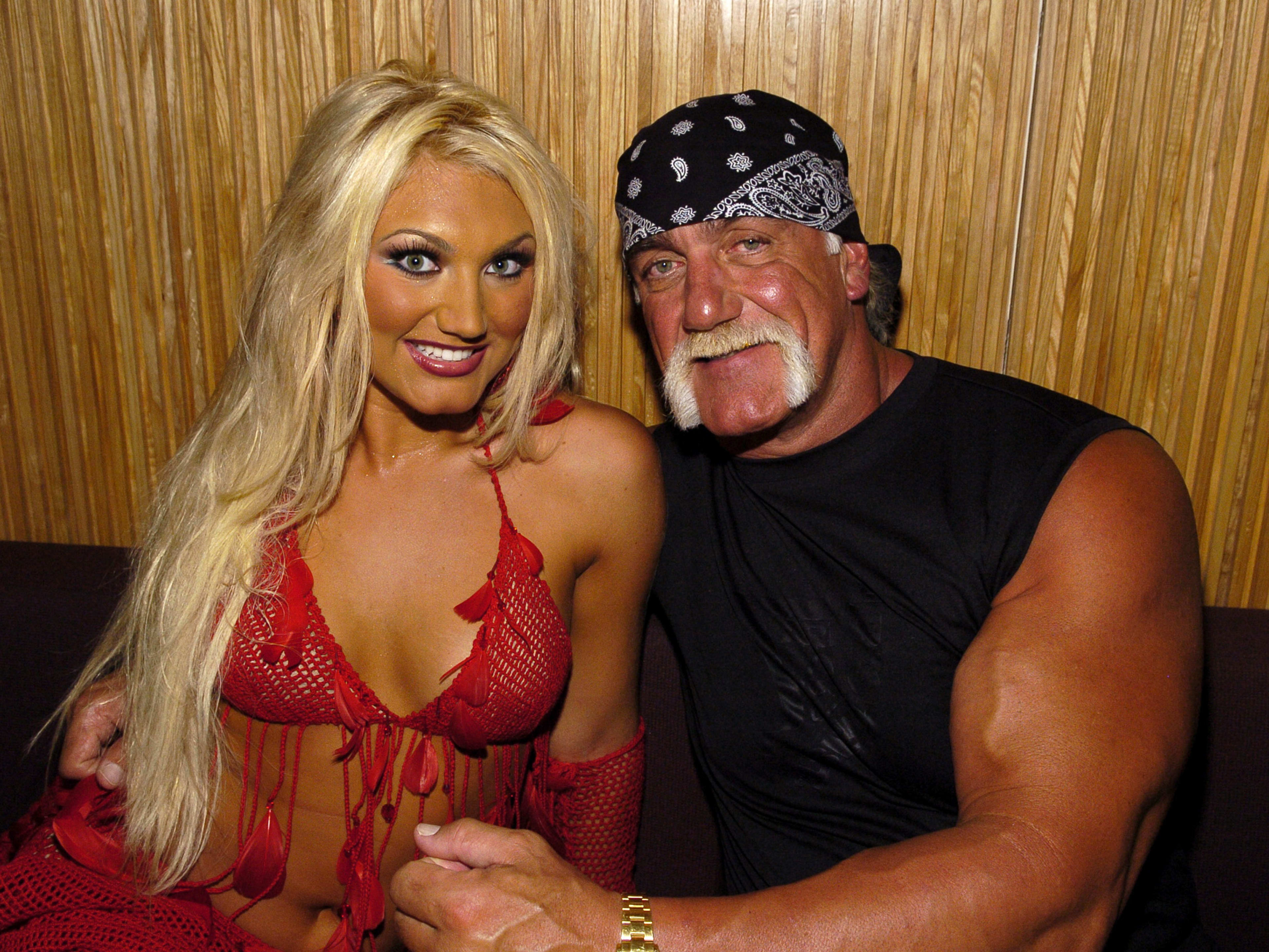 Hulk Hogan's Ex-Wife Sends Clear Message About His Political Beliefs - The Spun