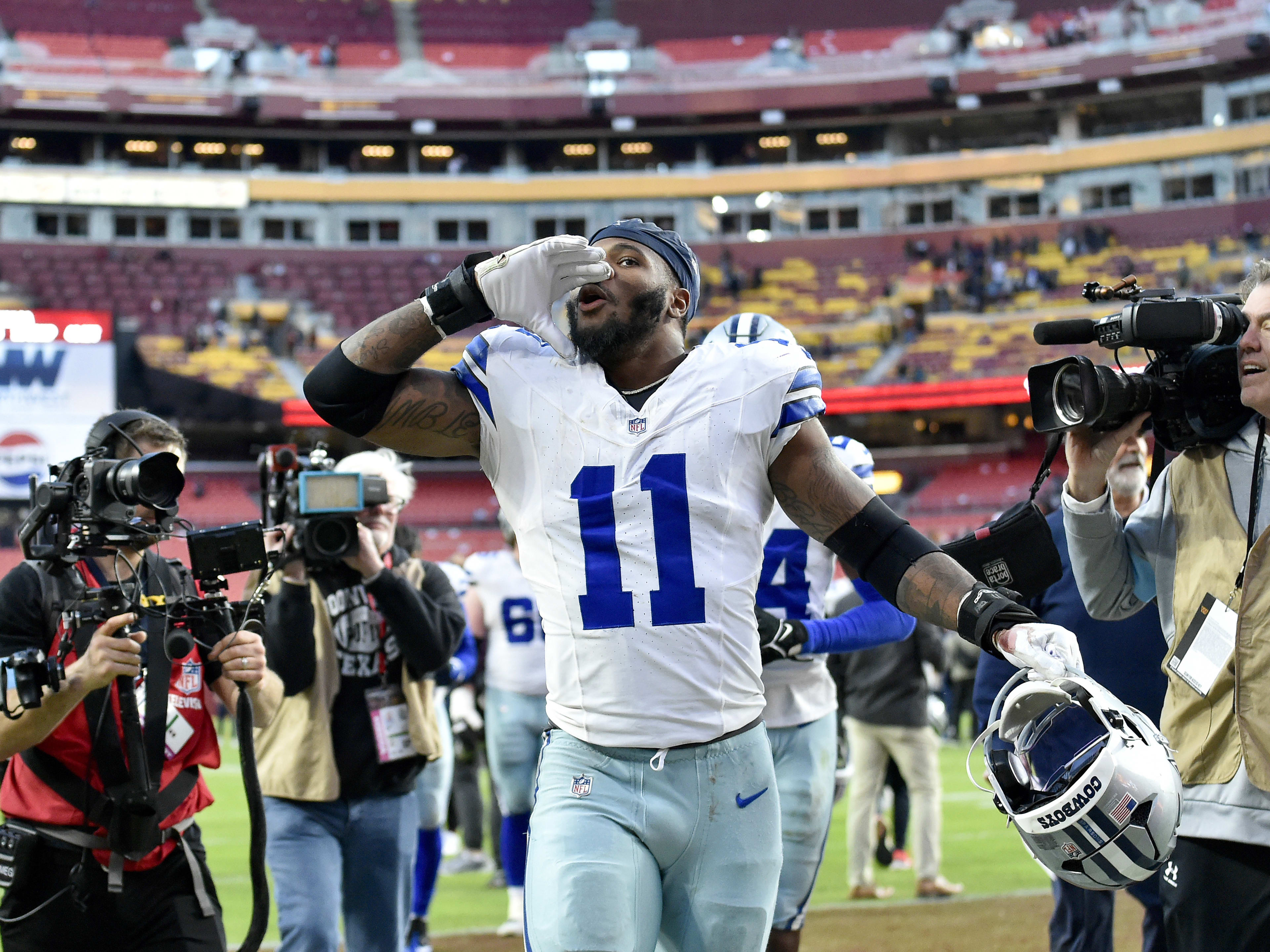 Micah Parsons Fuels Trade Rumors With Gesture At Cowboys Preseason Game ...